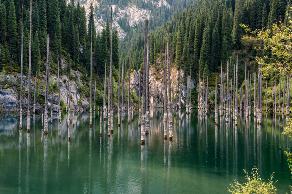 Kaindy Lake - Der See mit den Unterwasserbäumen - PhotoTravelNomads.com